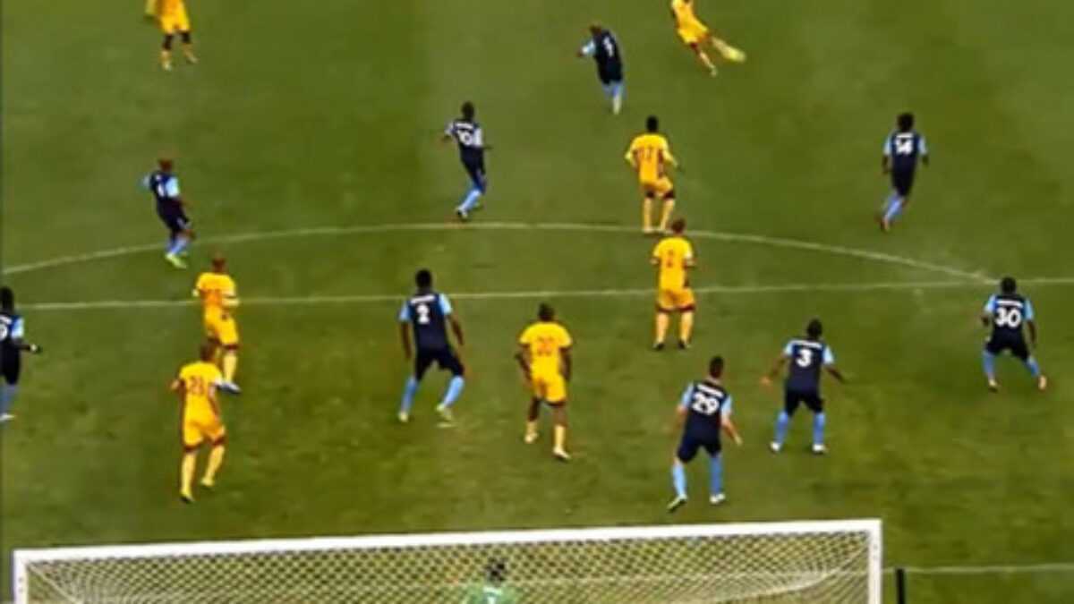 Demi-volée des 30 mètres venue tout droit d'Afrique du Sud