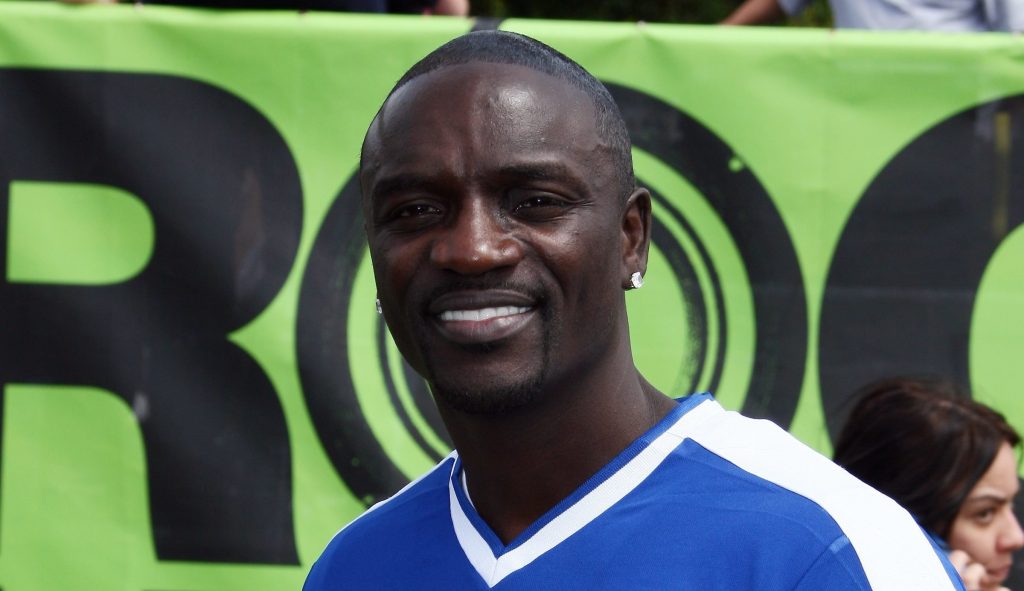 Sénégal : Akon s’affiche avec les trophées… sans la CAN